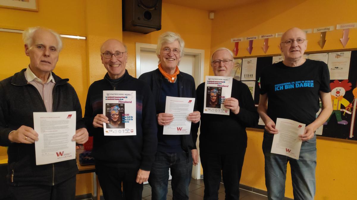 DGB verteilt vor dem Rathaus Wedel Rosen an Frauen | SHZ