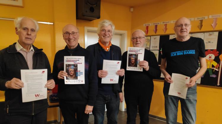 DGB verteilt vor dem Rathaus Wedel Rosen an Frauen | SHZ