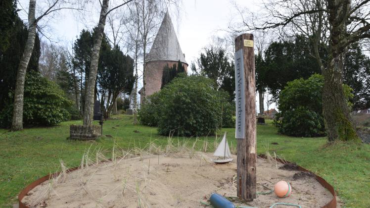 Neue Erinnerungsplätze auf den Friedhöfen Kosel und Fleckeby