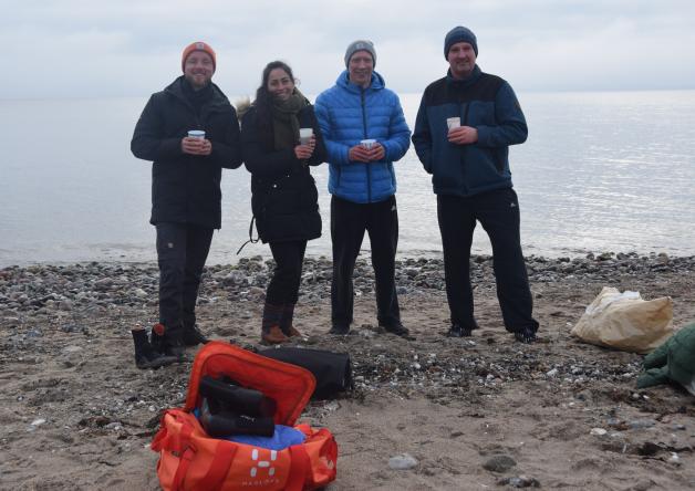 Badevergnügen im Winter in Waabs. Eisbaden für die Gesundheit