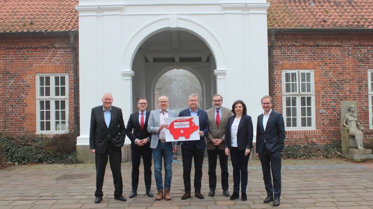Sparkasse Mittelholstein übergibt Spende an VHS Rendsburg