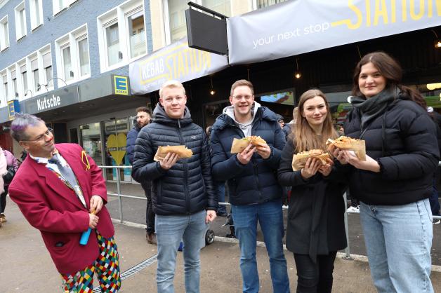 Döner für 1 Cent: Lange Schlange in Johannisstraße in Osnabrück