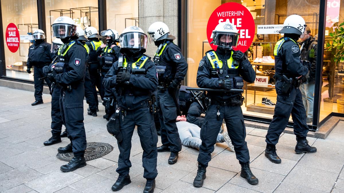 Hamburg: Keine Gratis-Klamotten! Jugendliche greifen Polizei an