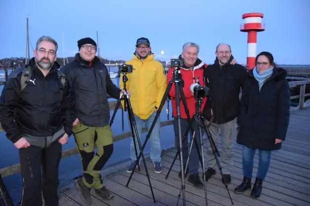 Vollmond-Fotografen trafen sich Dienstag am Eckernförder Hafen