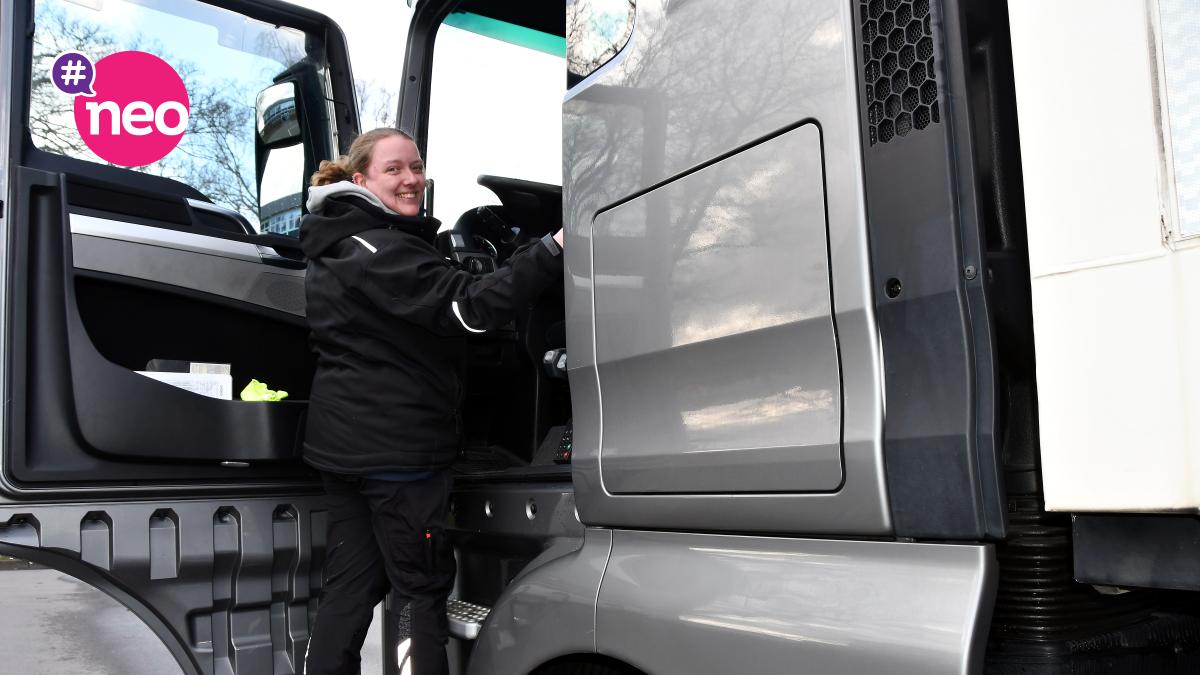 Frauke Clausen aus Tönning lernt in Rendsburg LKW-Fahren