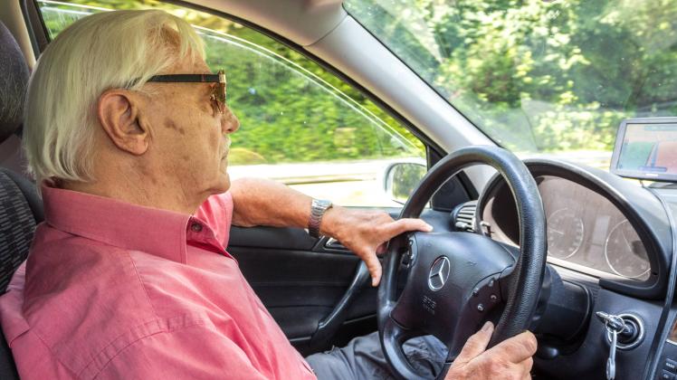 Zu alt fürs Auto? EU plant Fahrtauglichkeits-Check für Rentner