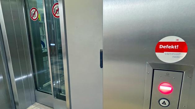 Die Lifte am Husumer Bahnhof sind fertig – einer ist schon defekt