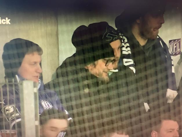 VfL Osnabrück: Michael Welling im Fanblock bei Pyro-Aktion