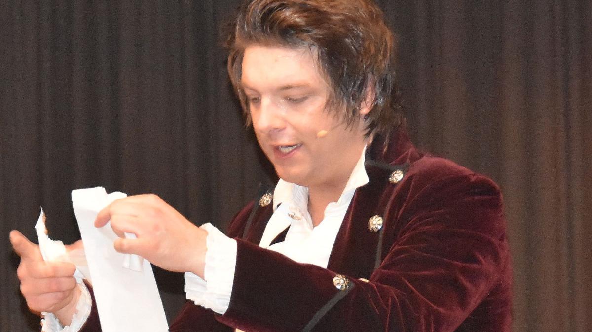 Entertainer Kevin Köneke zaubert in Kellinghusen.