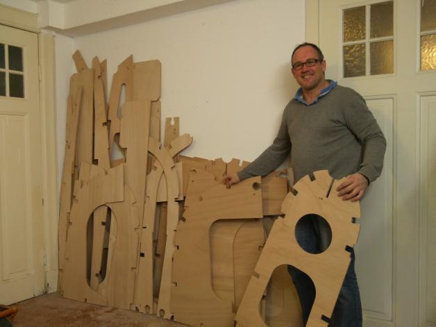 Eutin: Jan von der Bank zeigt selbstgebaute Yacht auf dem Markt