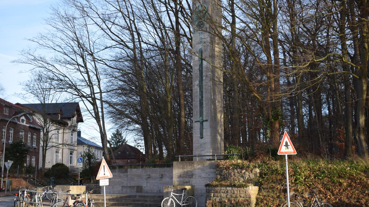 Pinneberg: Initiative gegen Nazi-Stele fehlt Geld für Mahnmal