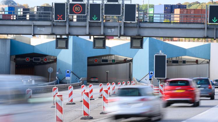 Stau auf der A7 in Hamburg: Auffahrunfall im Elbtunnel