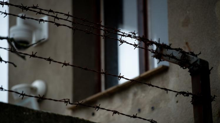 Russischer Vater soll nach Antikriegsbild der Tochter in Haft | SHZ Russischer Vater soll nach Antikriegsbild der Tochter in Haft | SHZ