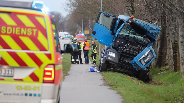 Schwerer Unfall bei Sankt Michaelisdonn: Lkw prallt gegen Baum