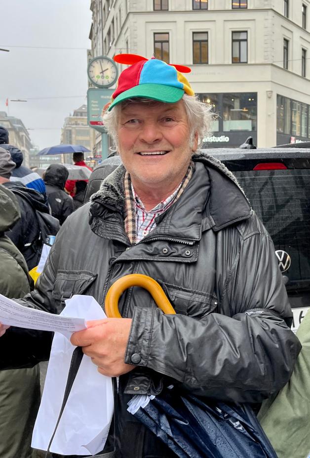 Wie ein Niebüller König Charles III. mit Kunst beschenkte