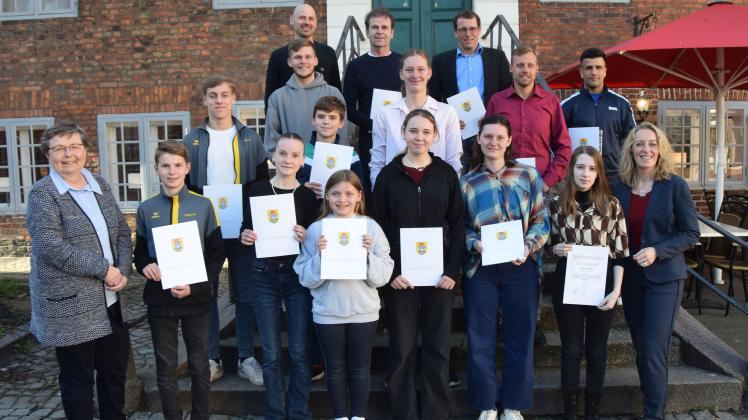 Stadt Eckernförde zeichnet 16 Sportler mit Sportehrenblatt aus