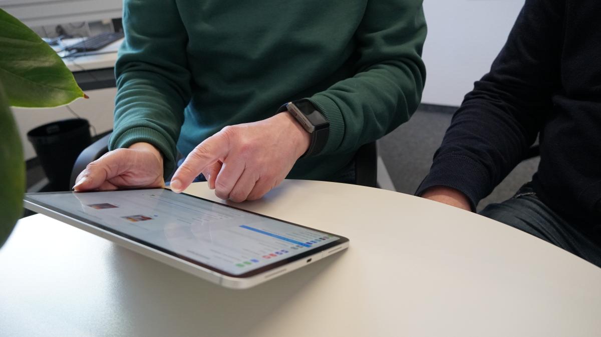 Techniklotsen im Emsland: Hilfe für Senioren bei Tablet und Handy