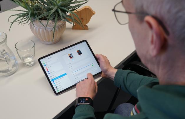 Techniklotsen im Emsland: Hilfe für Senioren bei Tablet und Handy