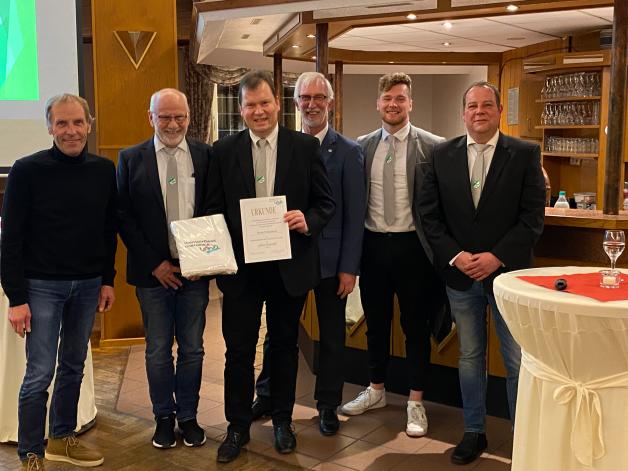 Wilfried Burow zum Ehrenmitglied des TuS Engter ernannt