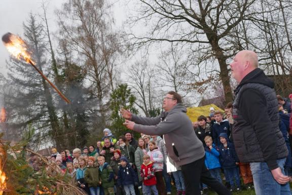 Das sind die besten Bilder des Osterfeuers bei Menkens in Hoykenkamp