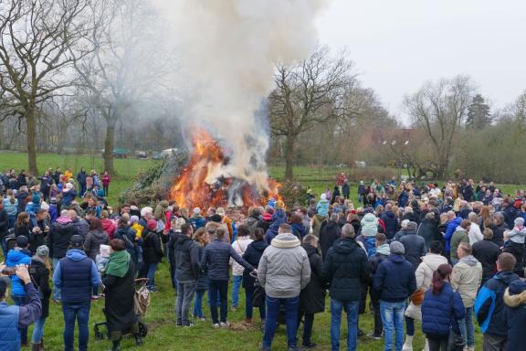 Das sind die besten Bilder des Osterfeuers bei Menkens in Hoykenkamp