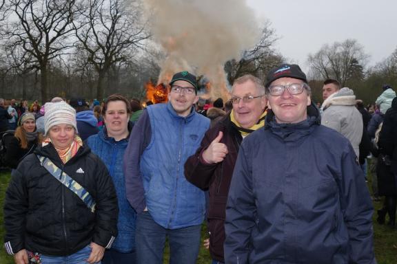 Das sind die besten Bilder des Osterfeuers bei Menkens in Hoykenkamp