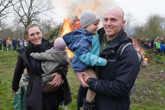 Das sind die besten Bilder des Osterfeuers bei Menkens in Hoykenkamp