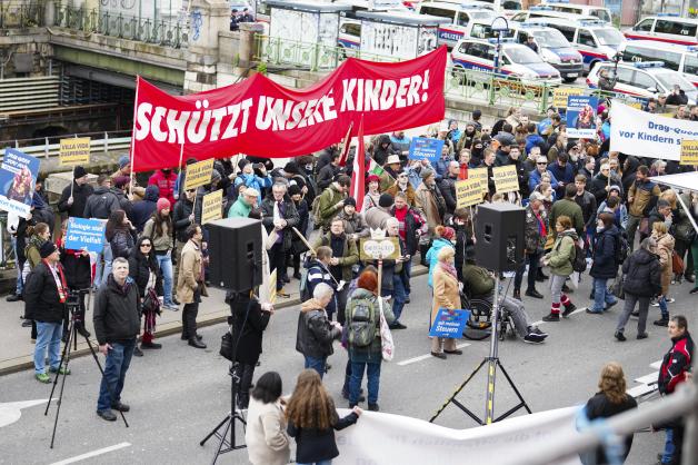Wien Polizei Schützt Dragqueen Freya Van Kant Bei Kinder Lesung Noz