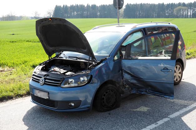 Unfall auf der B75 bei Groß Wesenberg: Opel landet im Graben