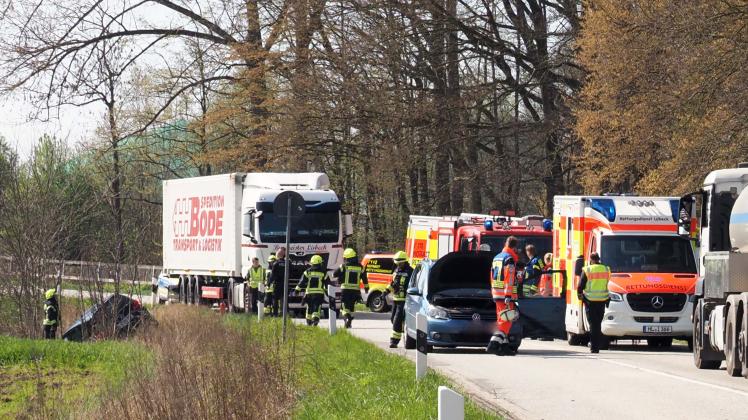 Unfall auf der B75 bei Groß Wesenberg: Opel landet im Graben