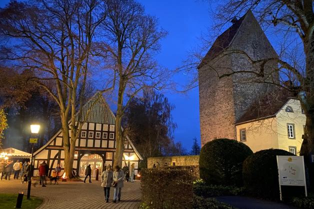 Santa Thiel eröffnet auf der Burg Wittlage das Café Santa