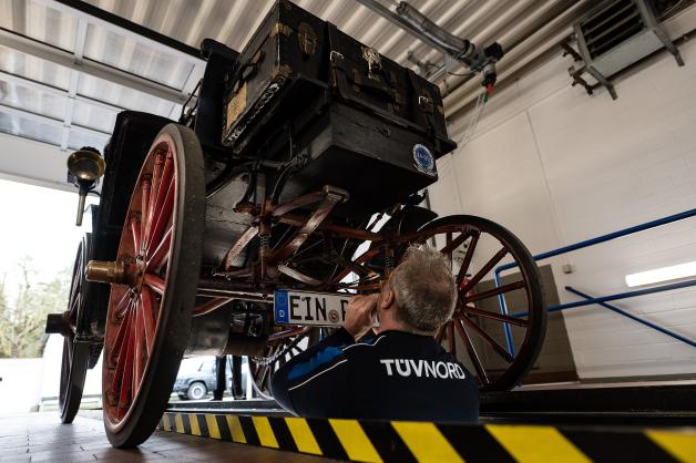 Benz Victoria Nummer 99: Deutschlands wohl ältestes Auto beim TÜV | SHZ