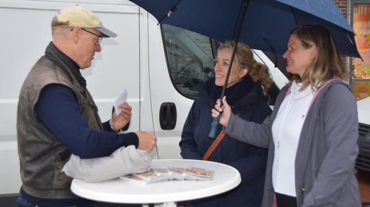 20 Bürger kommen zum ersten Wochenmarktschnack mit Iris Ploog
