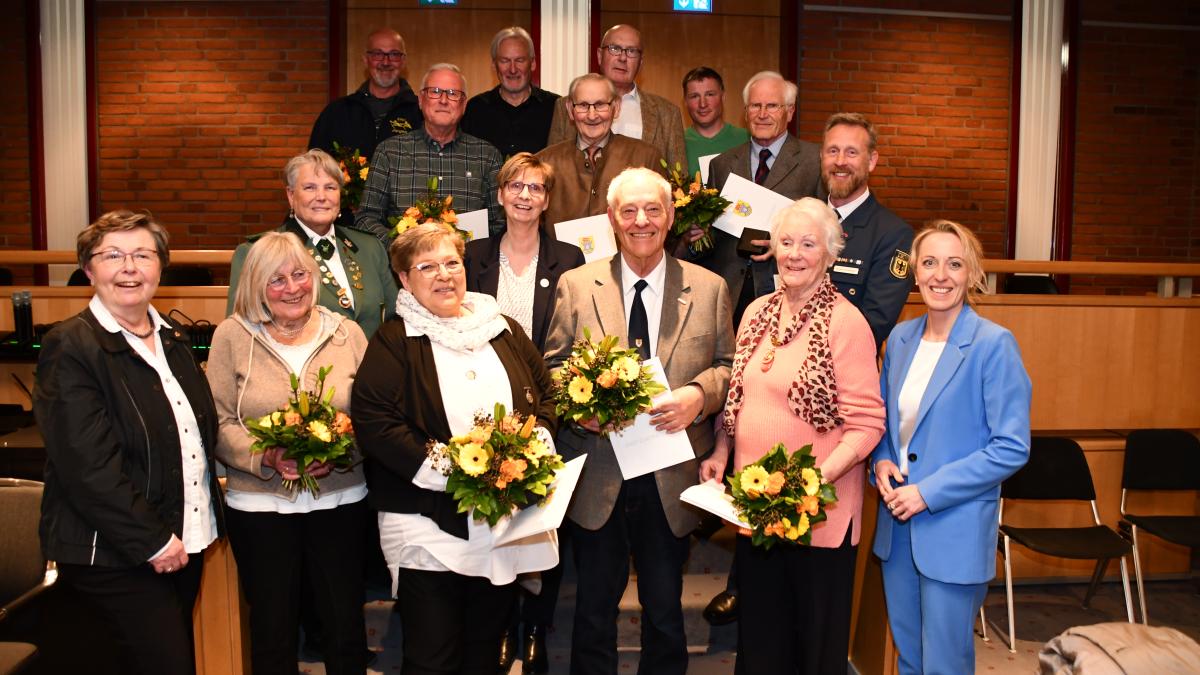 Ehrennadel: Stadt Eckernförde ehrt aktive Bürger