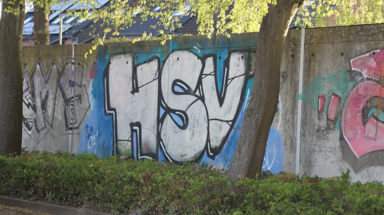 Schilder mit HSV-Logo beschmiert: Ärger über Graffiti in Hasloh