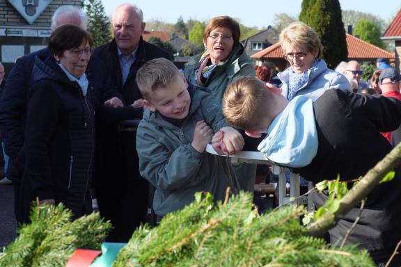 Das sind die besten Fotos vom Maibaumsetzen bei Menkens in Hoykenkamp | DKO