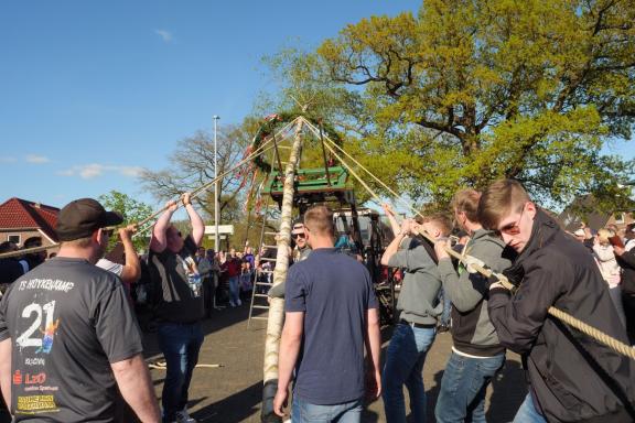 Das sind die besten Fotos vom Maibaumsetzen bei Menkens in Hoykenkamp | DKO