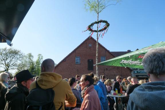 Das sind die besten Fotos vom Maibaumsetzen bei Menkens in Hoykenkamp | DKO