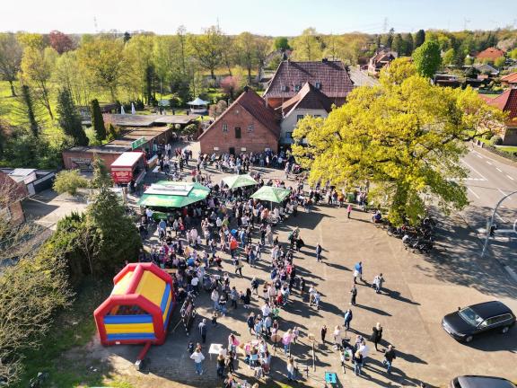 Das sind die besten Fotos vom Maibaumsetzen bei Menkens in Hoykenkamp | DKO