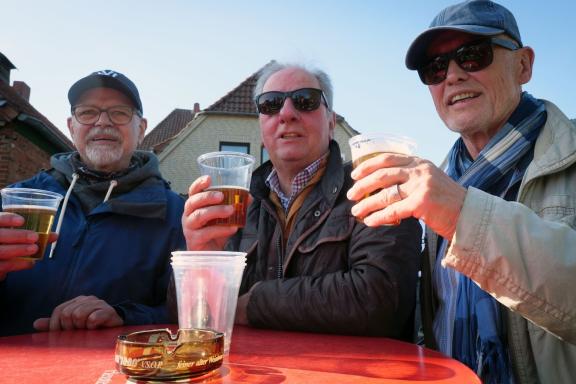 Das sind die besten Fotos vom Maibaumsetzen bei Menkens in Hoykenkamp | DKO