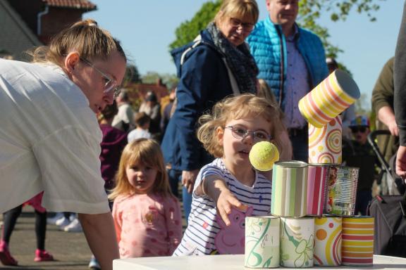 Das sind die besten Fotos vom Maibaumsetzen bei Menkens in Hoykenkamp | DKO
