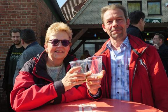 Das sind die besten Fotos vom Maibaumsetzen bei Menkens in Hoykenkamp | DKO