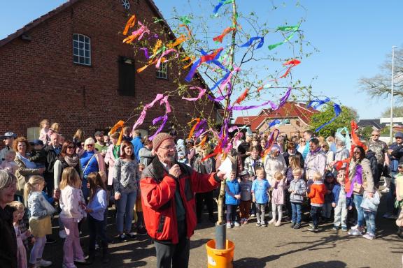 Das sind die besten Fotos vom Maibaumsetzen bei Menkens in Hoykenkamp | DKO