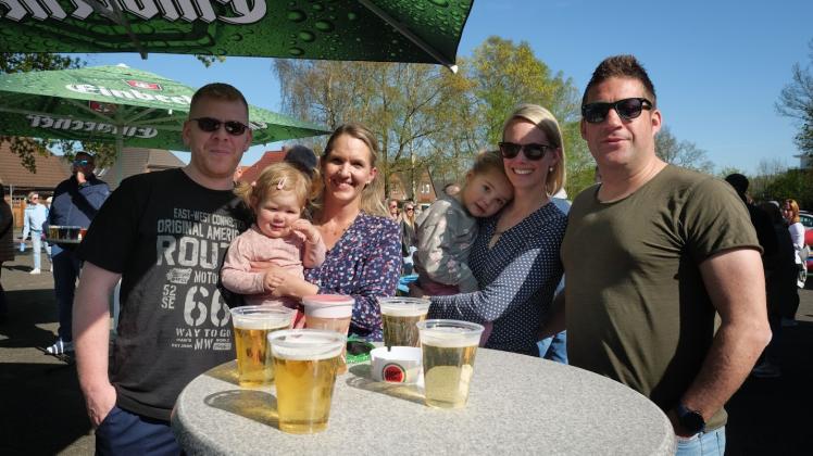 Das sind die besten Fotos vom Maibaumsetzen bei Menkens in Hoykenkamp | DKO