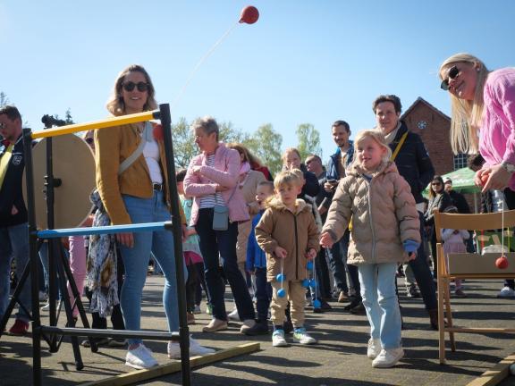 Das sind die besten Fotos vom Maibaumsetzen bei Menkens in Hoykenkamp | DKO