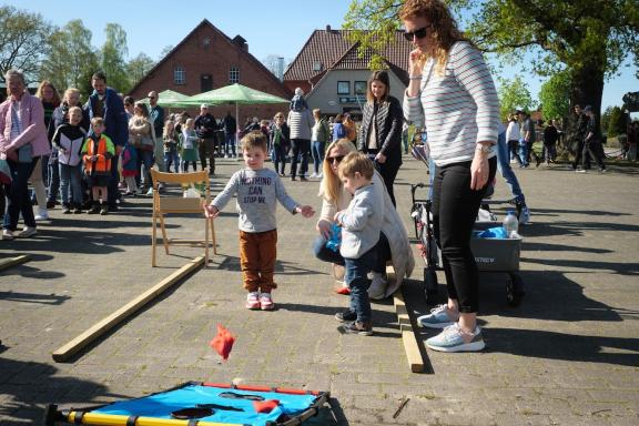 Das sind die besten Fotos vom Maibaumsetzen bei Menkens in Hoykenkamp | DKO