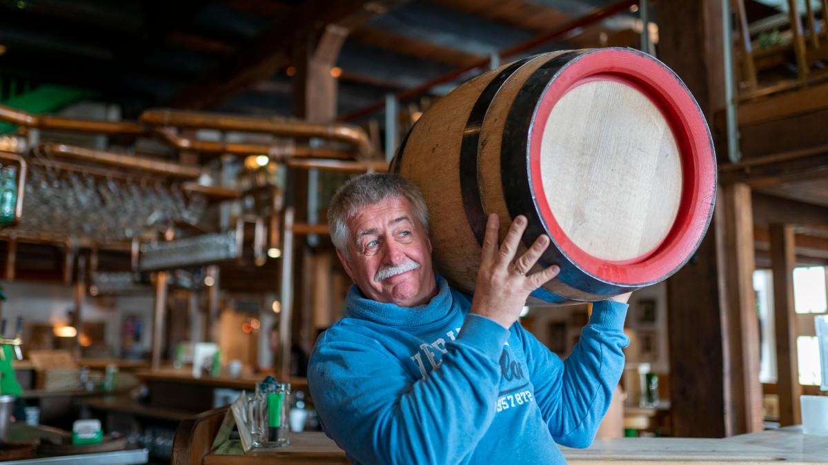 Osnabrück: Heinz Dierker - das Gesicht des Maiwochen-Bierbrunnens
