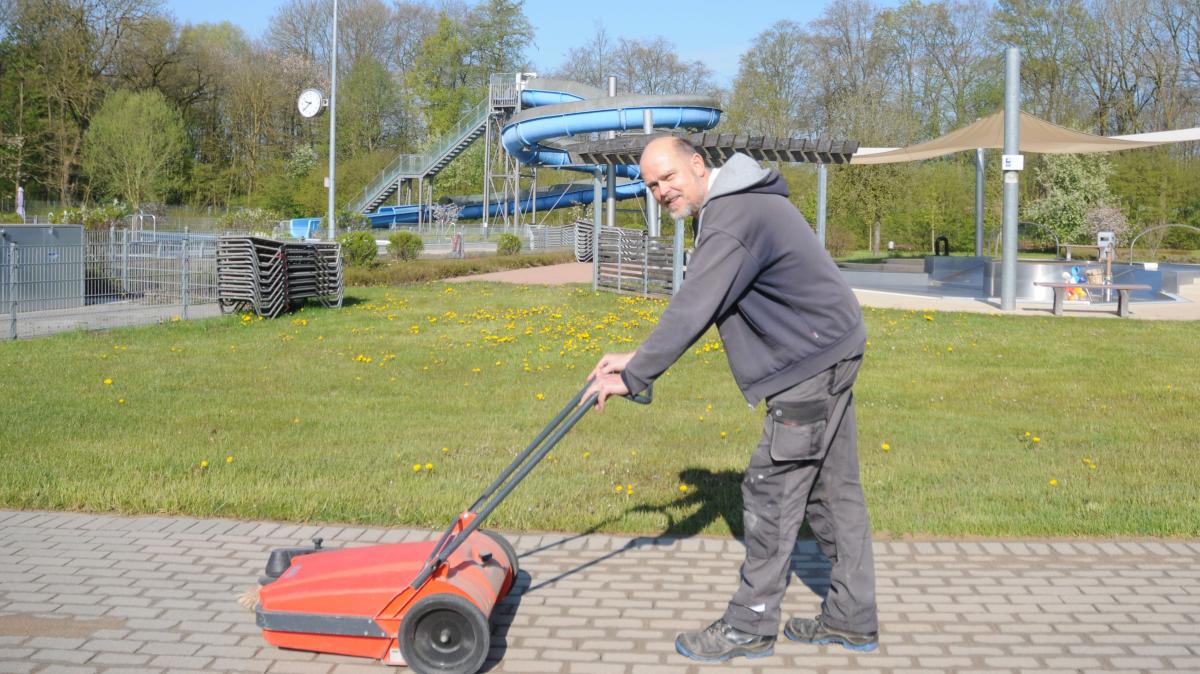 Freibad Bargteheide: Stammgäste und Helfer reinigen Freizeitbad