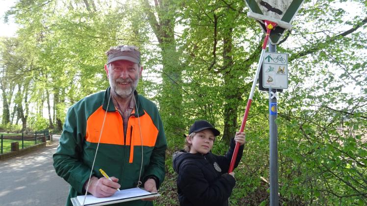 Friedhelm Scheel und Enkel Leon auf Mission in Hasbergen