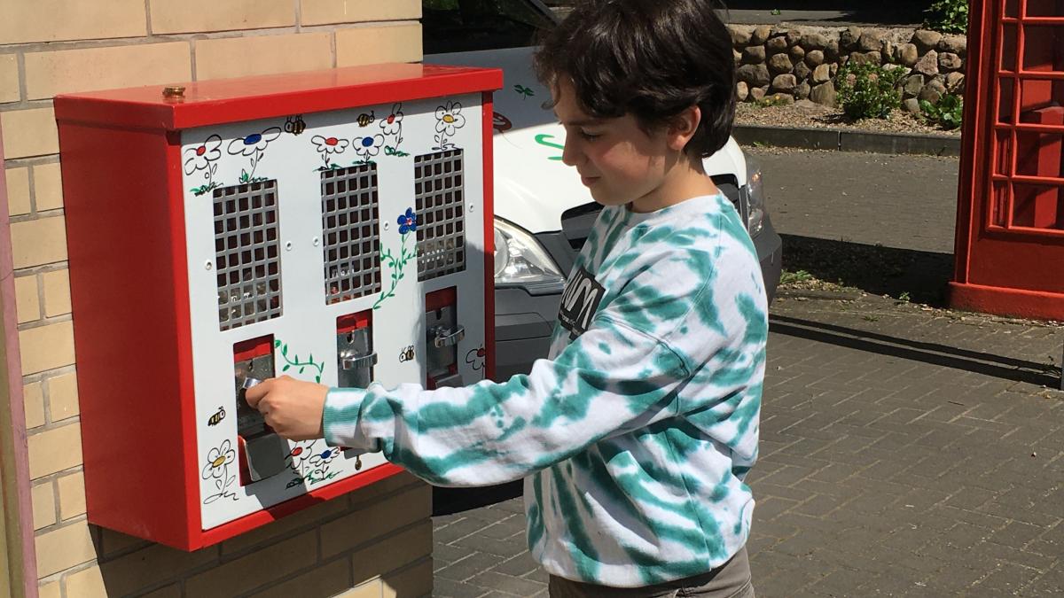 Umgebauter Kaugummiautomat in Quickborn: Bienenfutter für 20 Cent